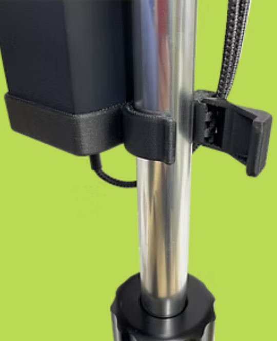 How do I attach and remove the XTNDR battery from my mounting system ...